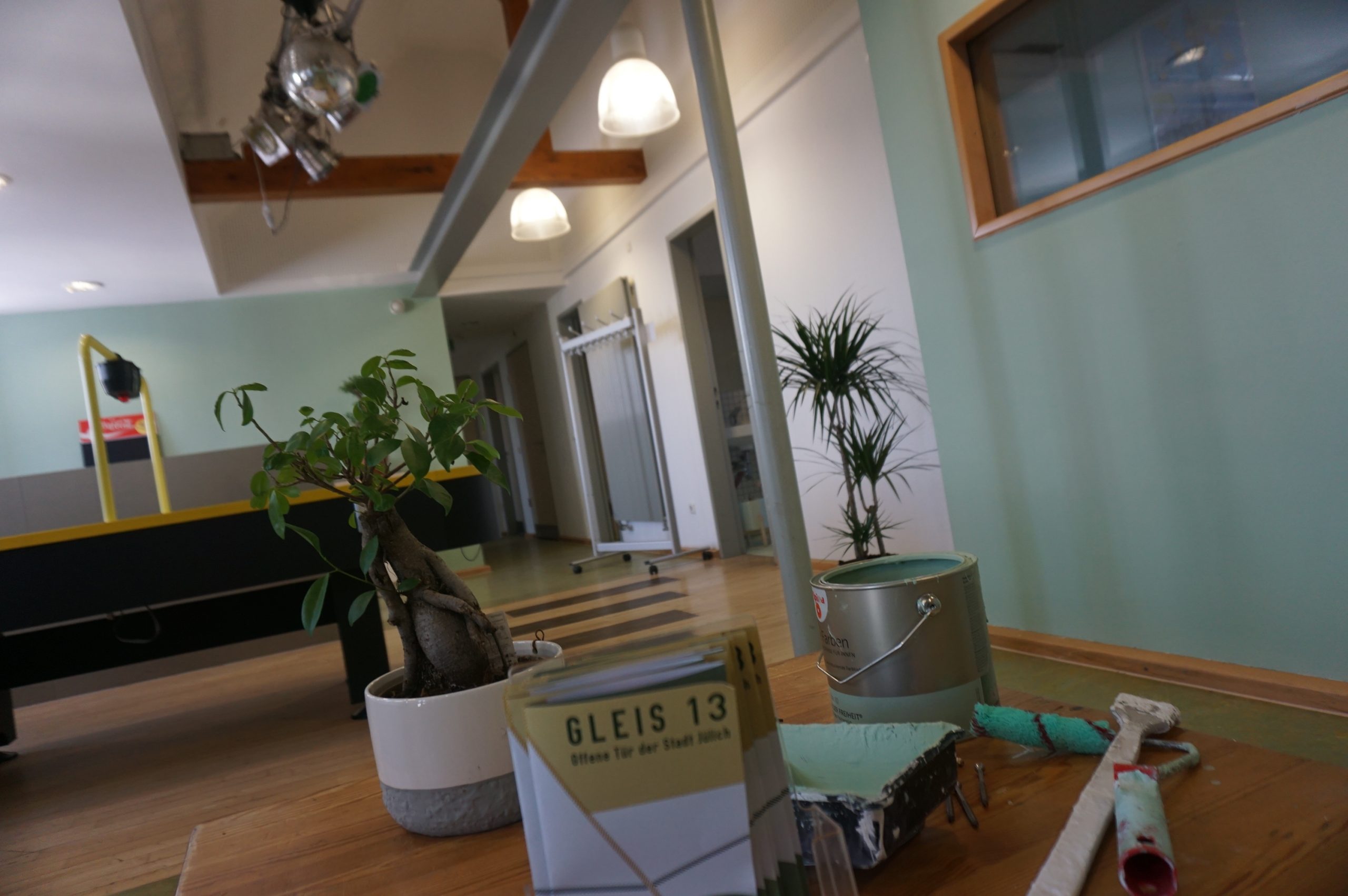 Gleis 13 in Jülich glänzt mit neuem Anstrich - eifelschau.de