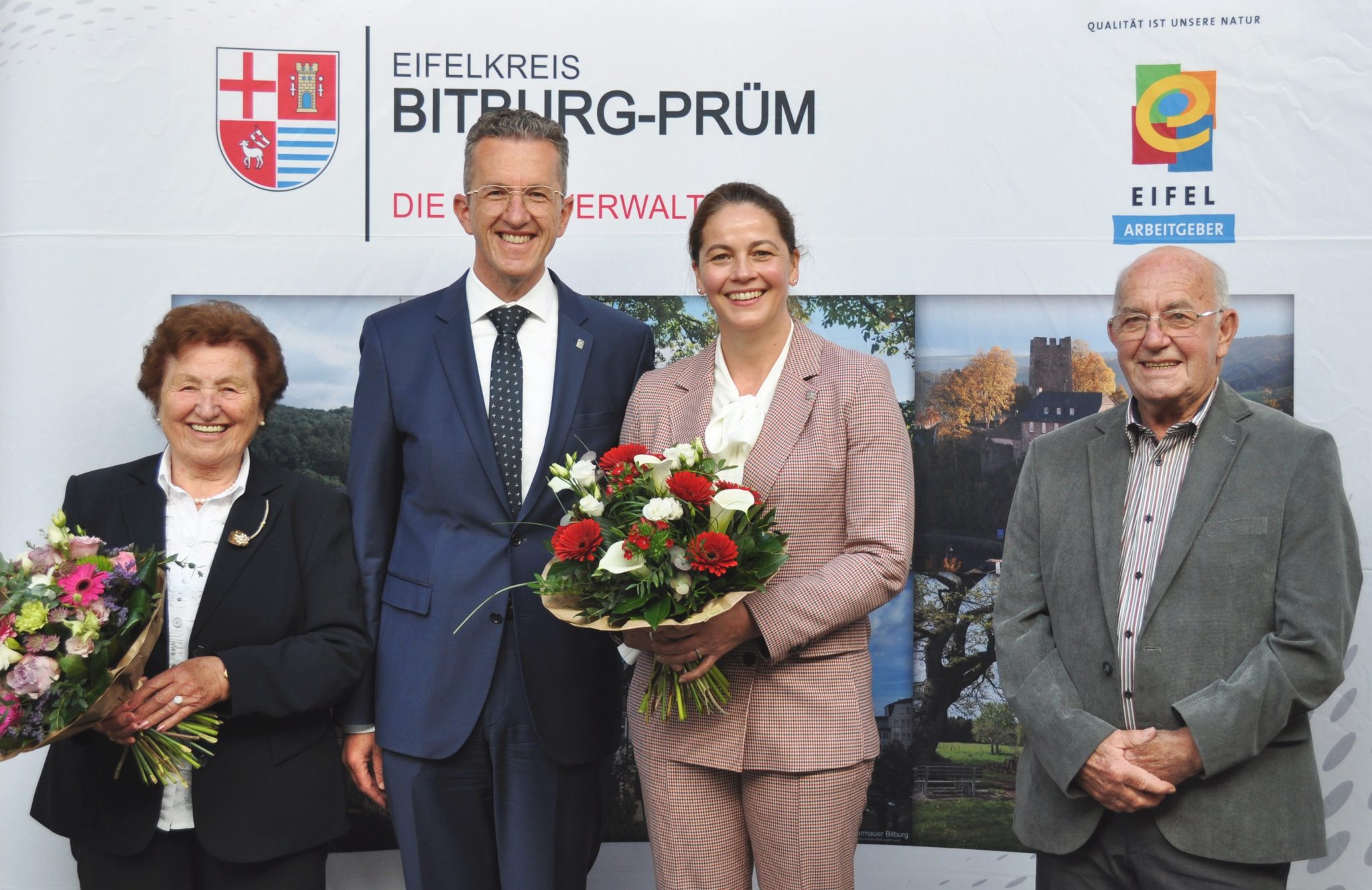 Feierstunde während der Kreistags-Sitzung: Landrat Dr. Joachim Streit ...