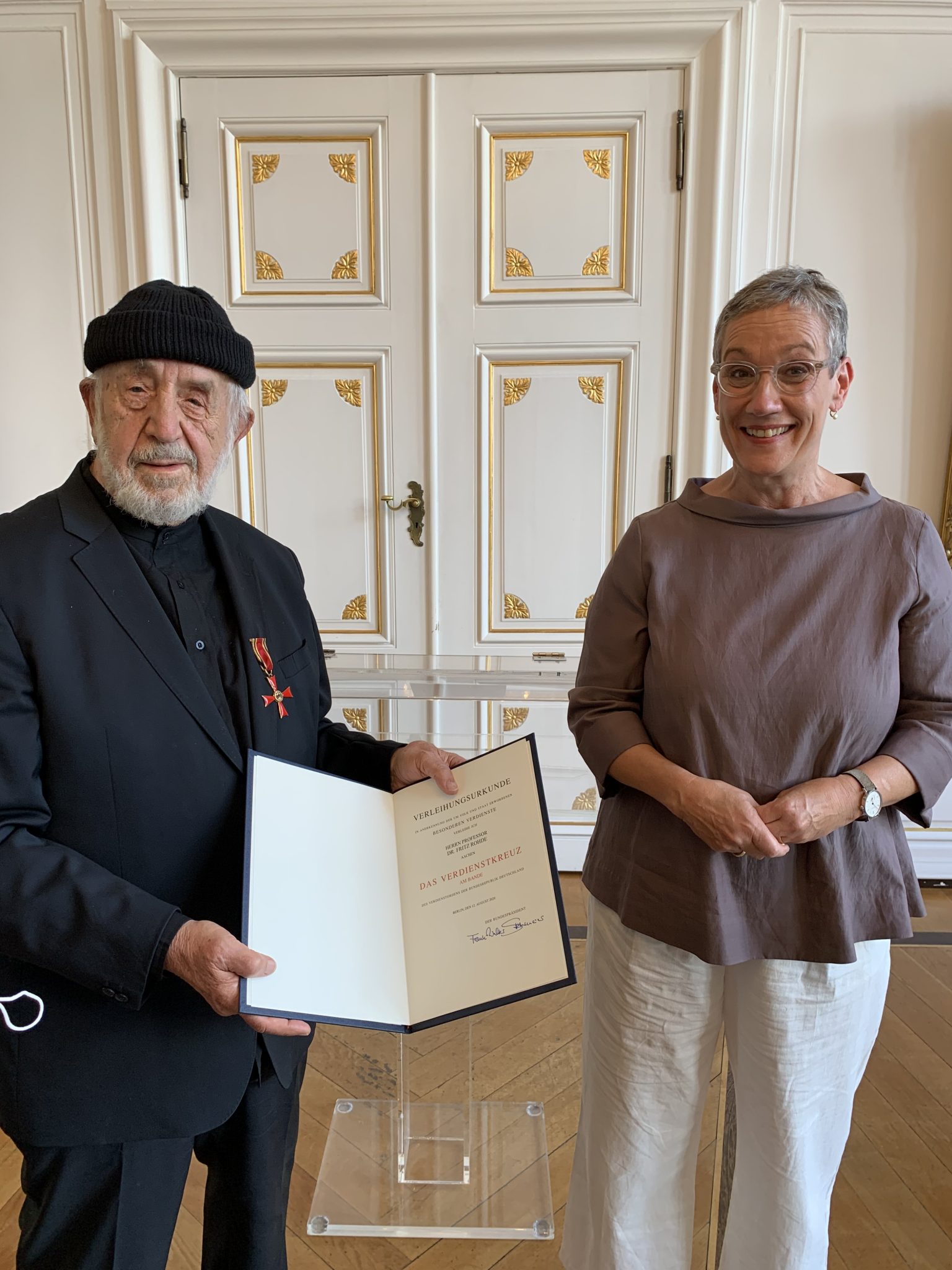 Aachens OBin Sibylle Keupen überreicht das Bundes-Verdienstkreuz an ...