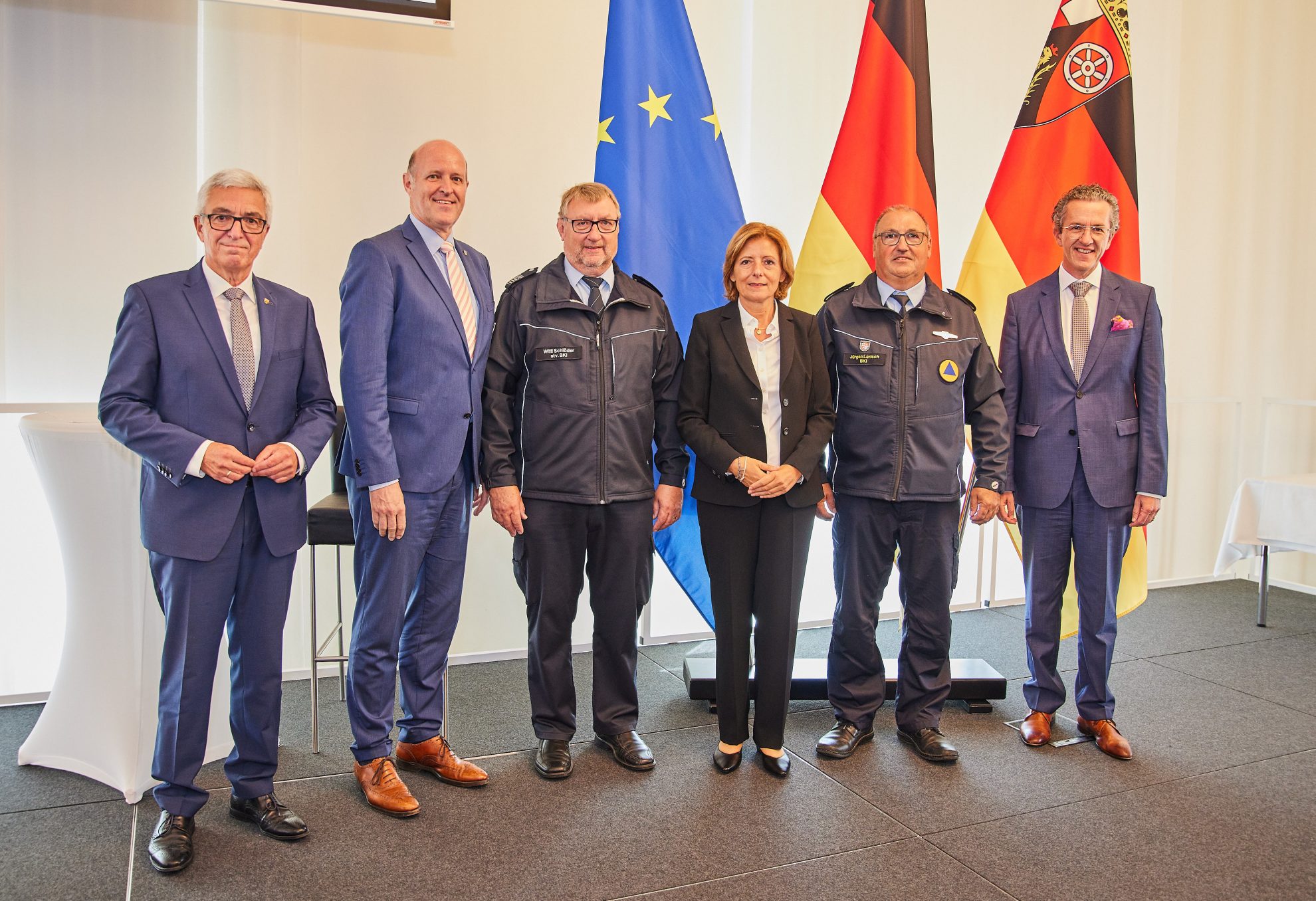 Katastrophenschutz des Eifelkreises Bitburg-Prüm mit Fluthilfe-Medaille ...