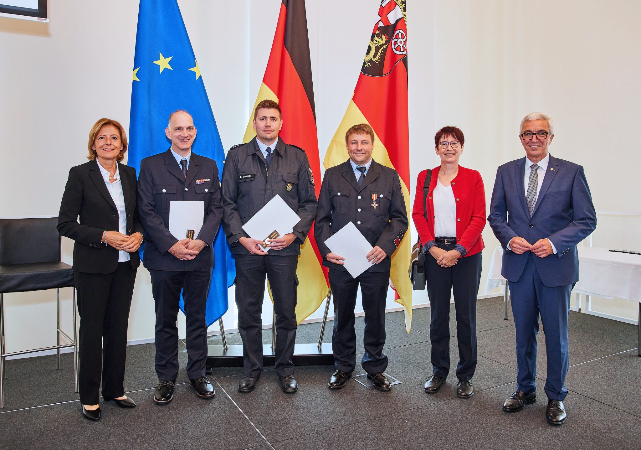 Fluthilfemedaille 2021 - Ehrungen in der Staatskanzlei für Mitarbeiter ...
