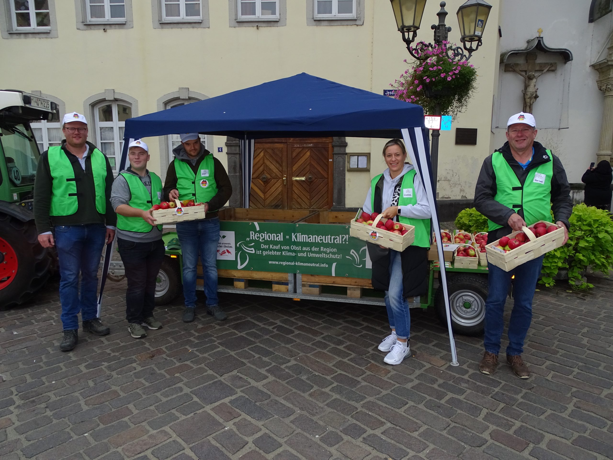 Obstbauern aus der Grafschaft, Mülheim-Kärlich, Koblenz und Trier verteilten über 4.000 frisch ...