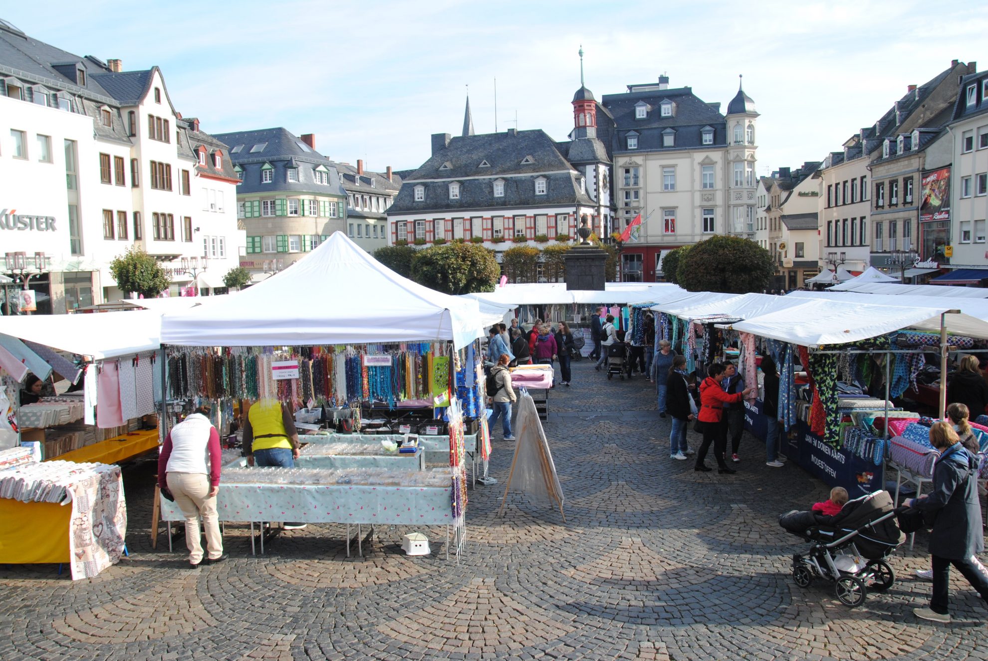 Deutsch-Holländischer Stoffmarkt auf dem Marktplatz in Mayen ...