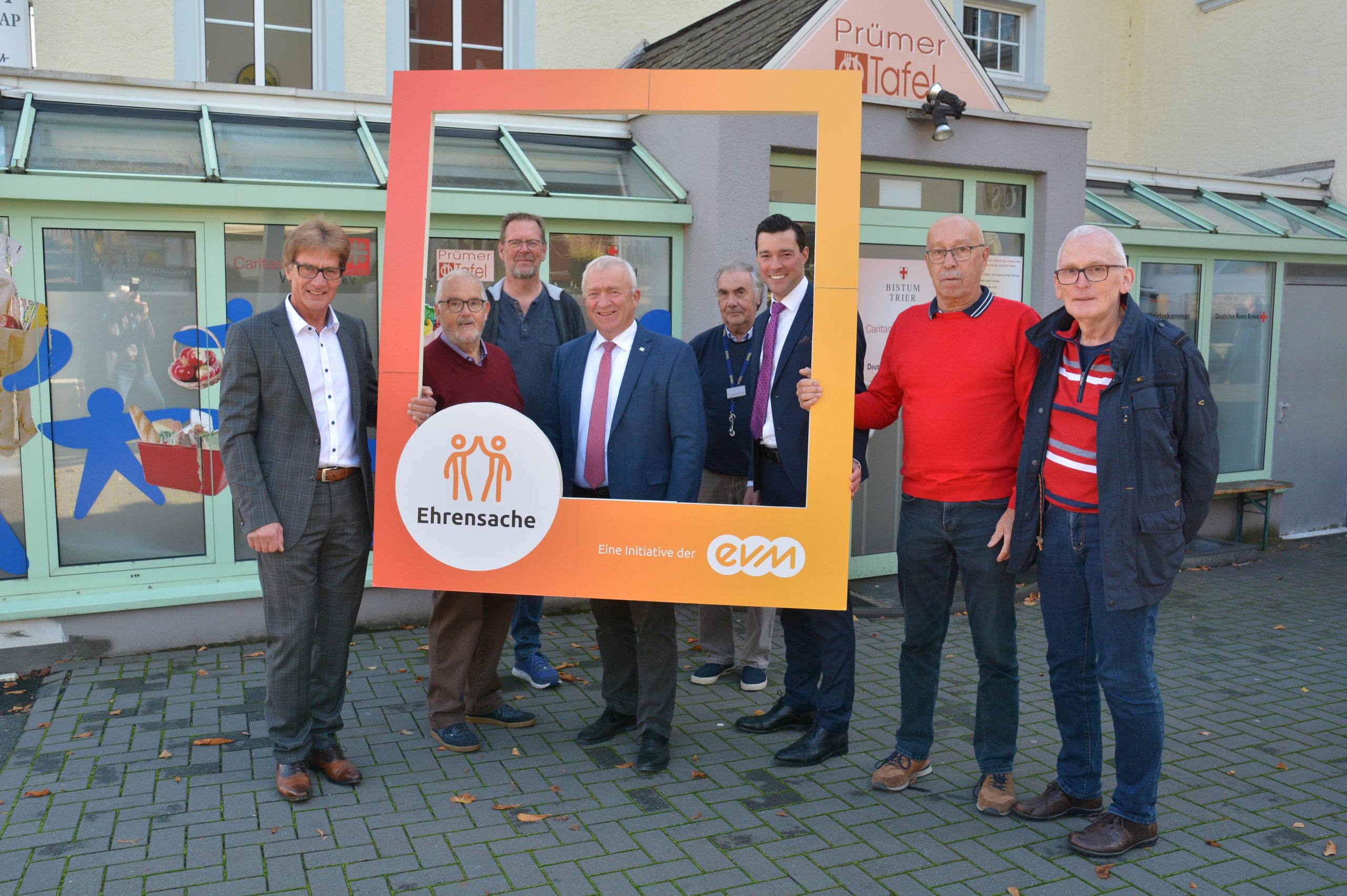 evm unterstützt Prümer Tafel - eifelschau.de
