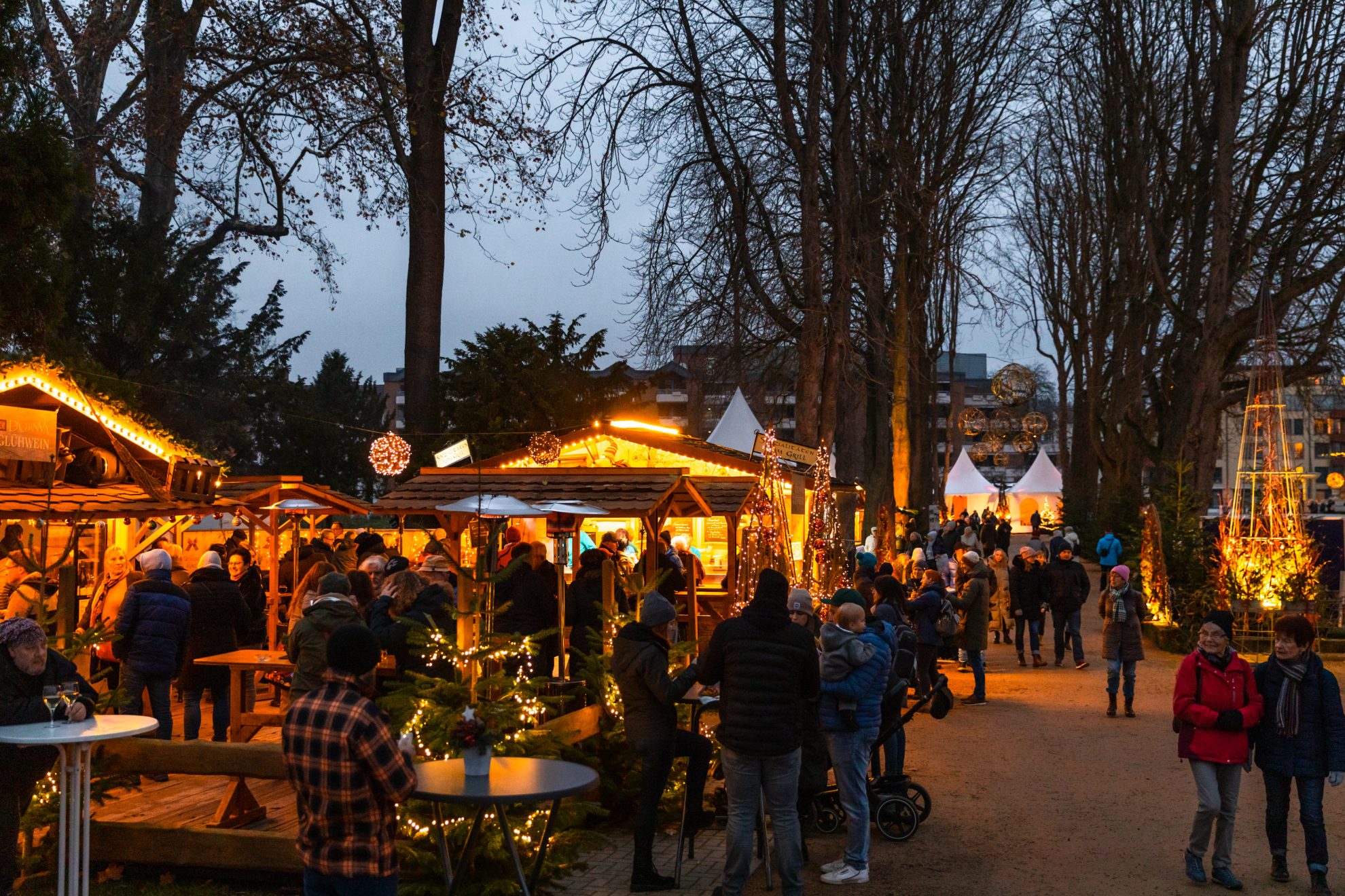 Am 4. Advents-Wochenende stehen die Uferlichter im Kurpark Bad Neuenahr ...