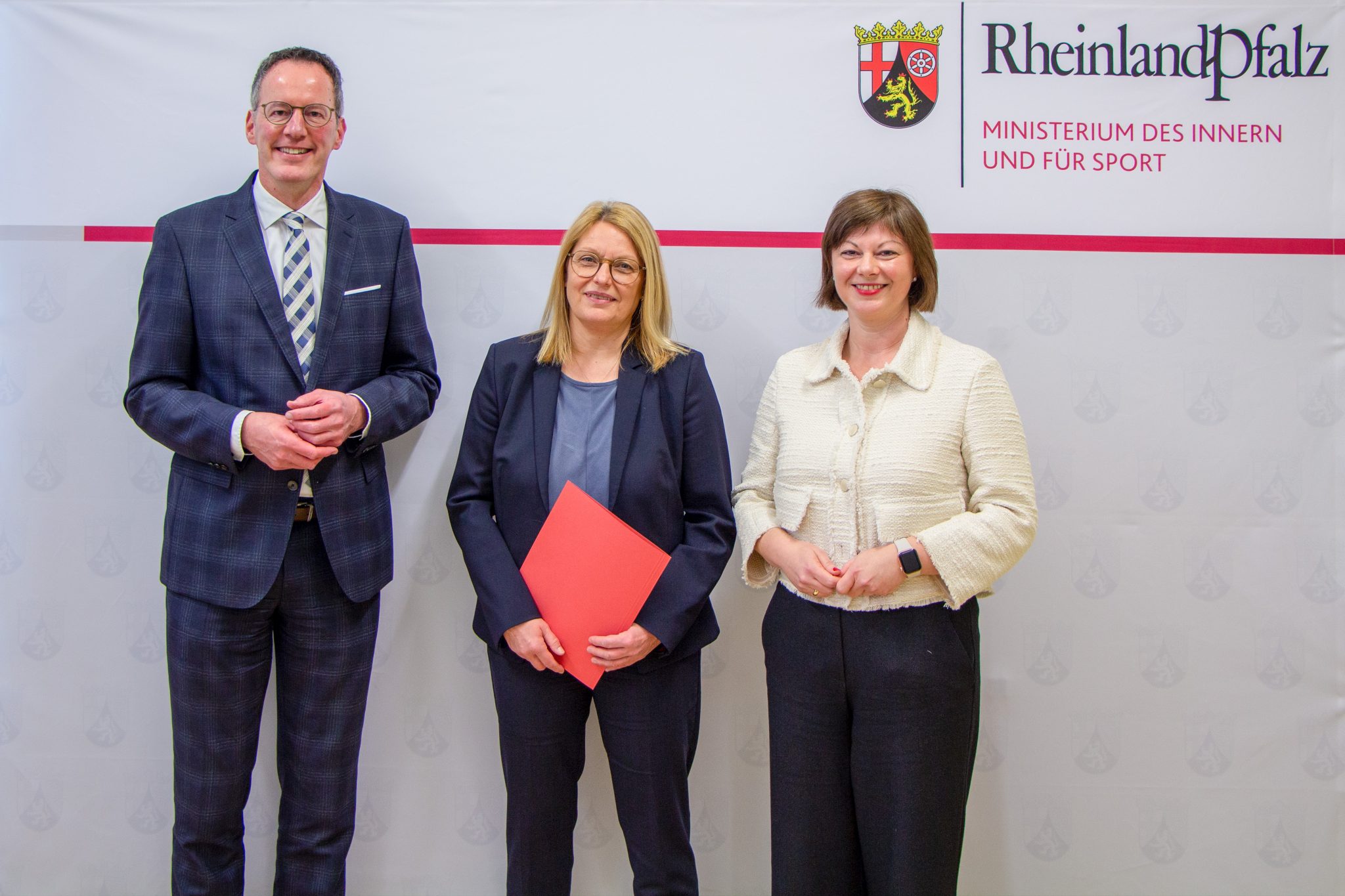 Polizei - RLP Innenminister Ebling ernennt Anja Rakowski zur Leiterin ...