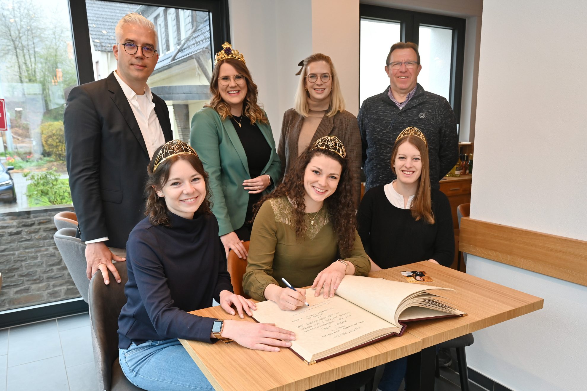 Auf ihrer Deutschlandtour besuchten die Deutsche Weinkönigin Katrin ...