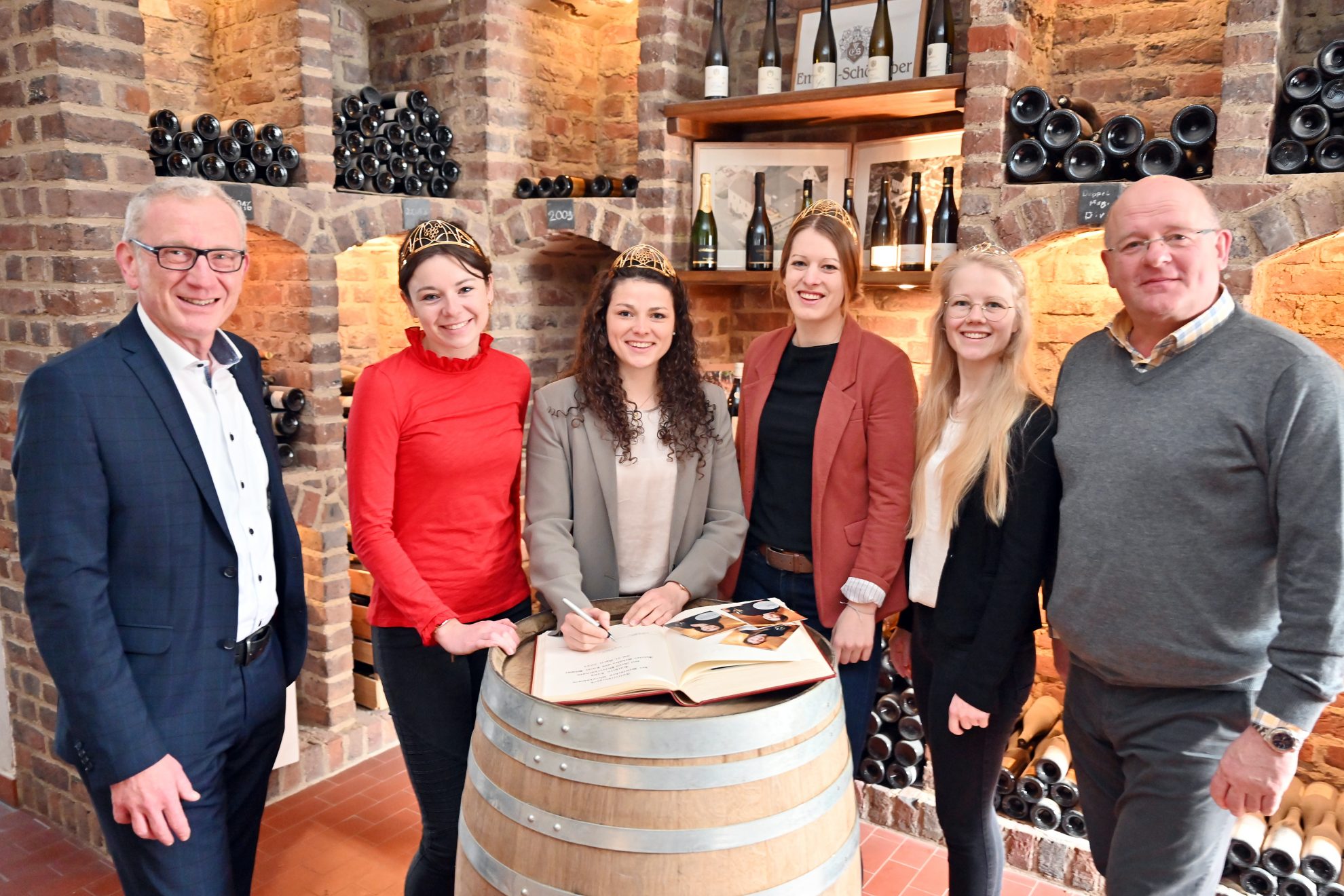 Auf ihrer Deutschlandtour besuchten die Deutsche Weinkönigin Katrin Lang und ihre Prinzessinnen ...