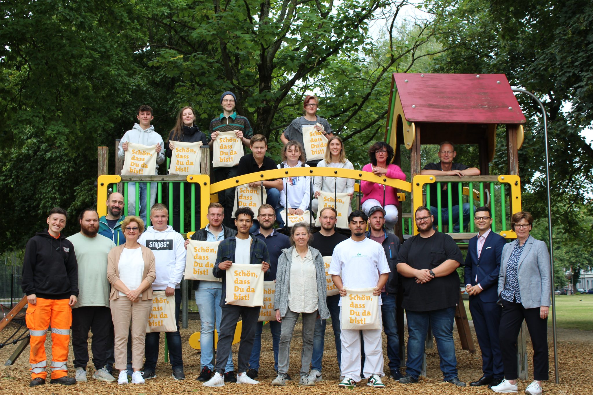 Willkommen im Stadtbetrieb Aachen - Marlon Knops begrüßt dreizehn neue ...