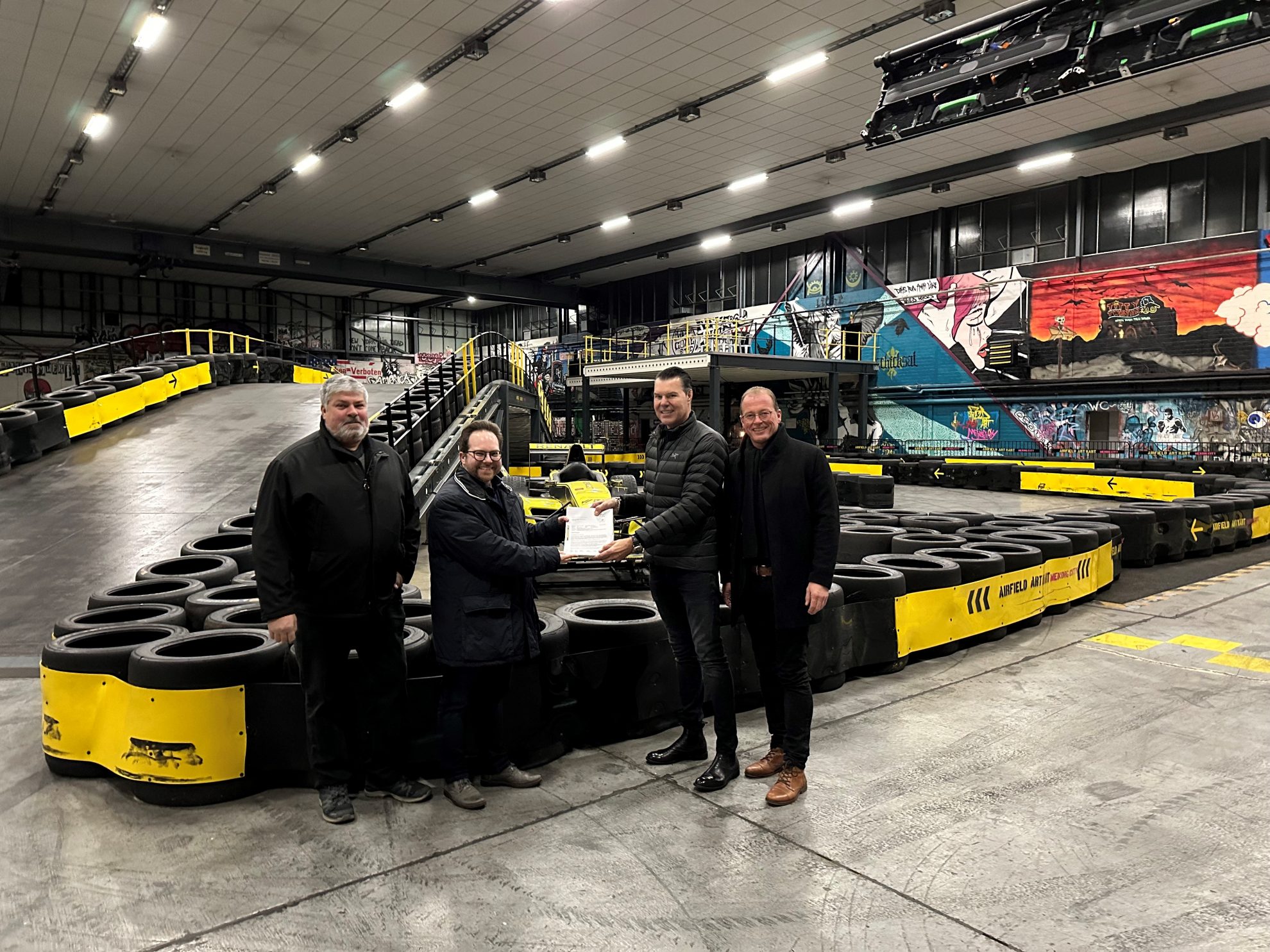 Rennatmosphäre im Hangar 9 - Neue Indoor-Kartbahn auf dem Mendiger ...