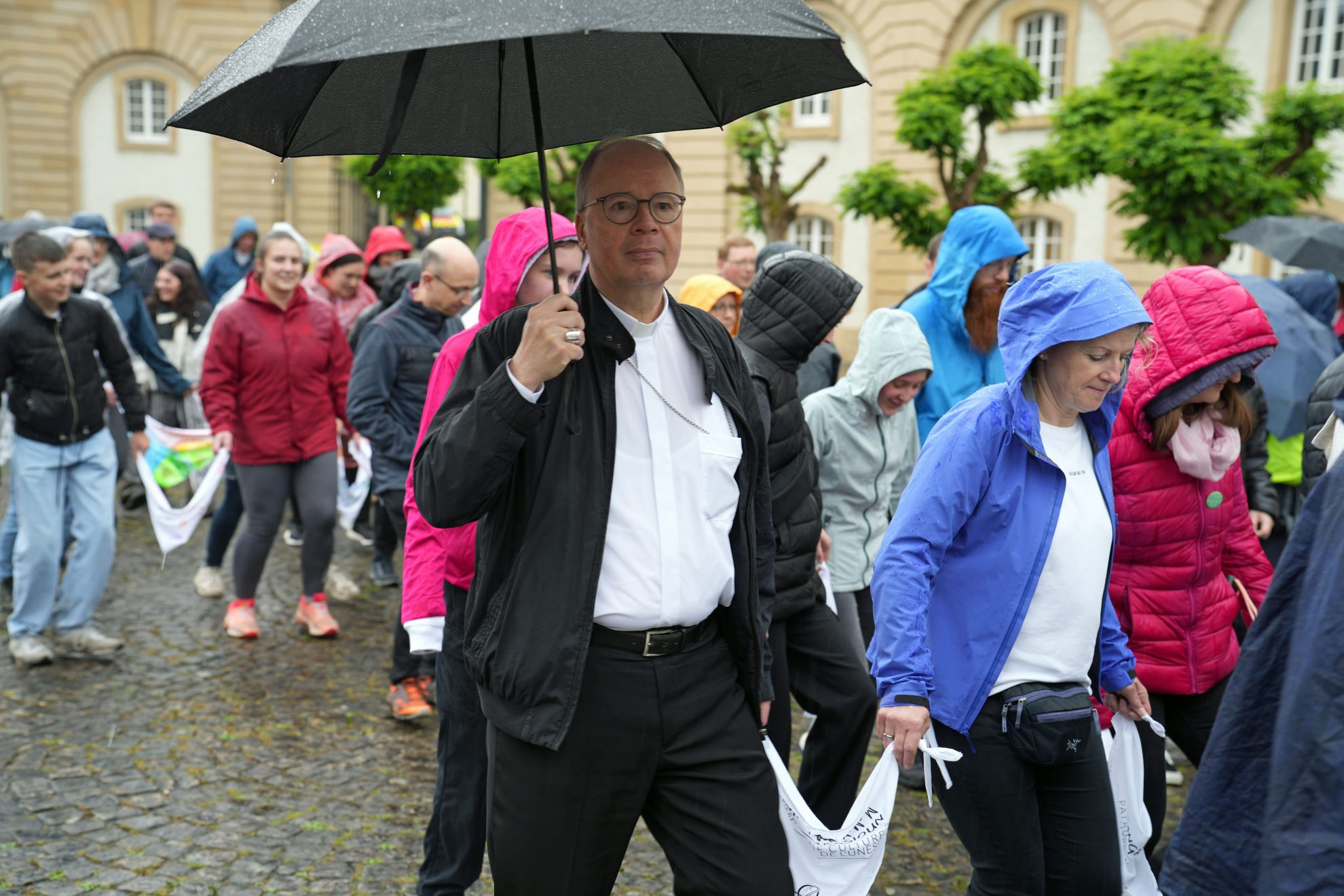 Mehrere Tausend Pilgerinnen und Pilger bei der Springprozession in ...